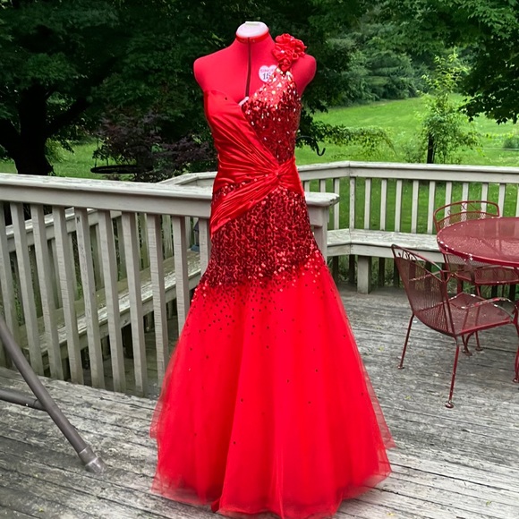 Tiffany Designs | Dresses | Euc Sz 8 Tiffany Designs Red Prom Dress ...